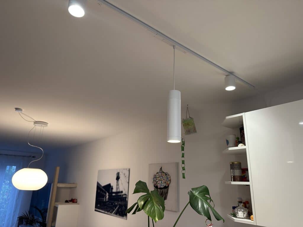 Philips Hue Perifo pendant light for the track system in detail ...